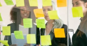 Brainstorming: o que é, como fazer e exemplos - Experta